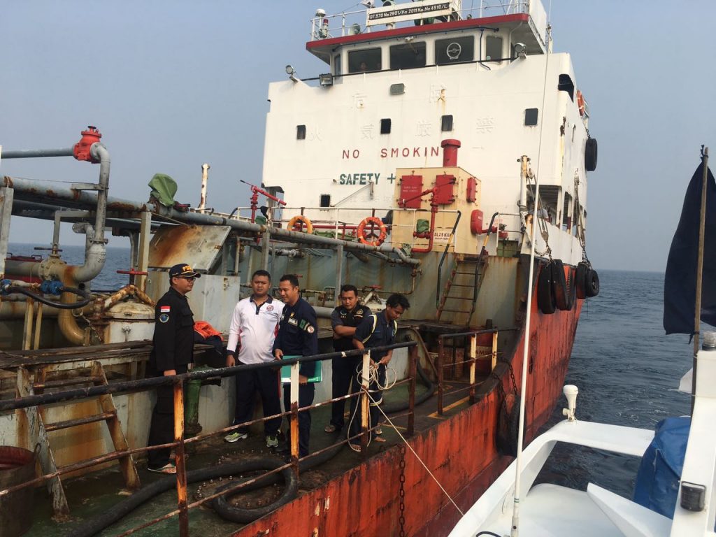 Bakamla RI Periksa Kapal Tanker Berlayar Tanpa SPB - MaritimNews.com