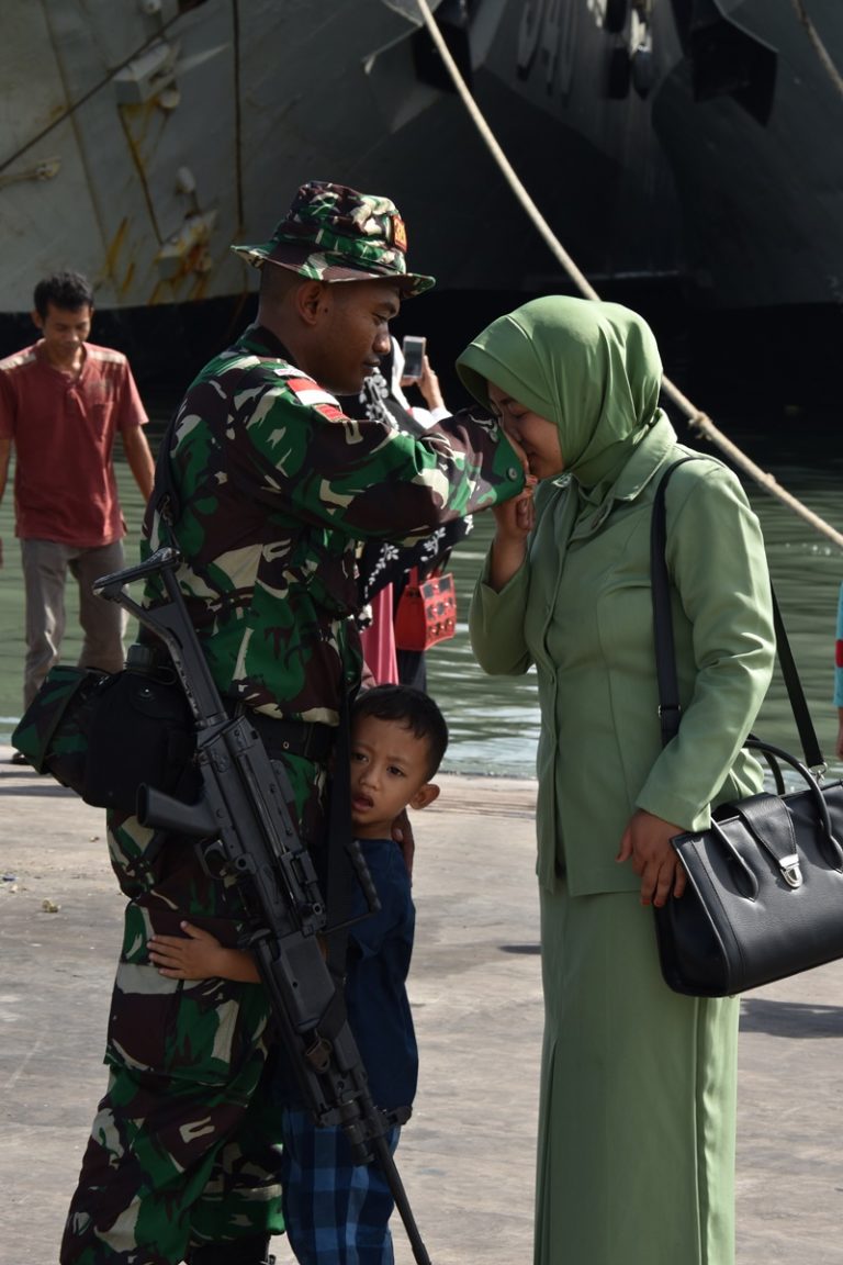 KRI Teluk Lampung-540 Antarkan Yonif 320/Badak Putih Menuju Perbatasan ...